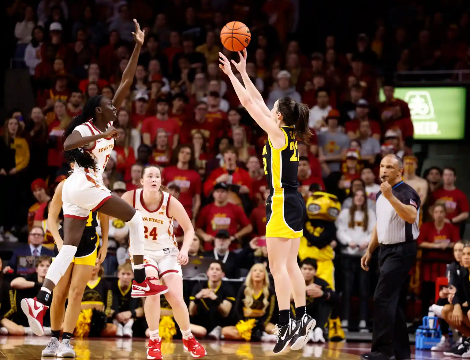 Caitlin Clark continues greatness, passes 3,000 career points ...